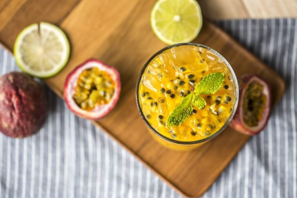7 receitas de drinks de maracujá para se inspirar!